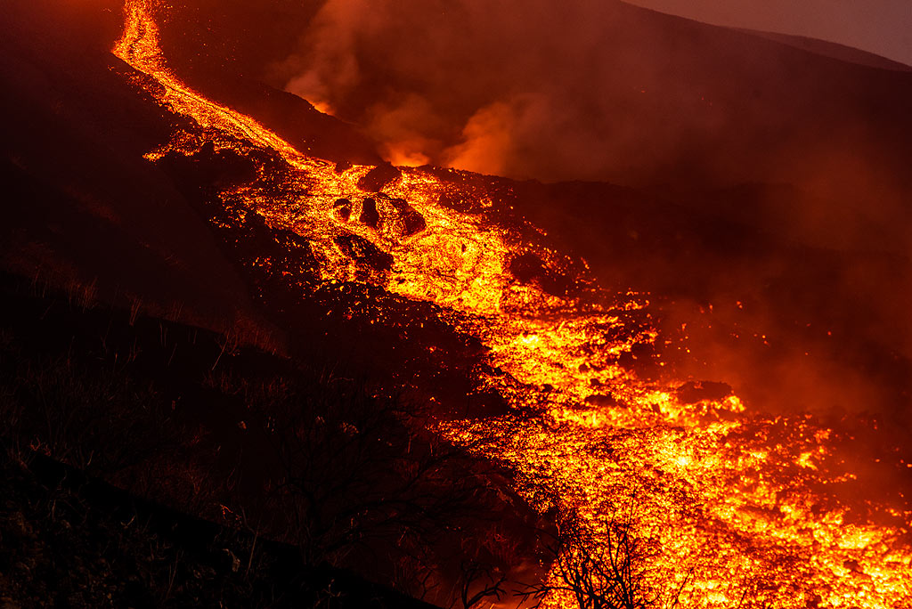 La Palma volcano eruption 2021 image gallery: 30 Sep - lava from close ...