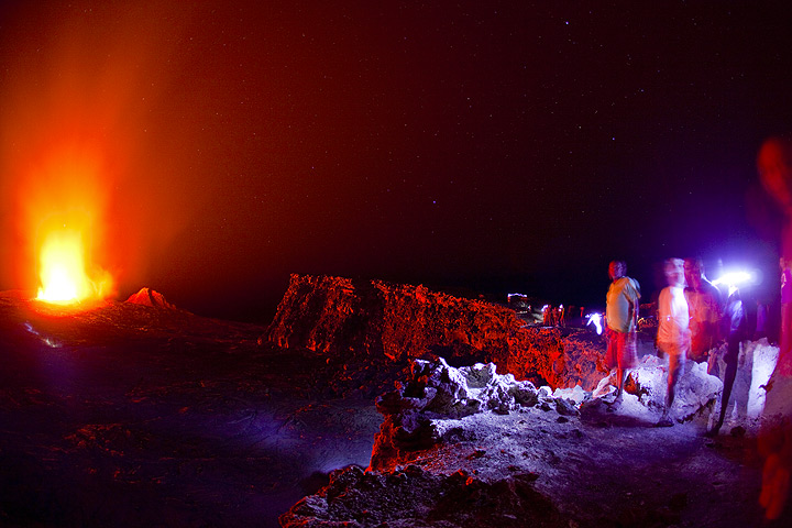 Erta Ale volcano Nov 2010: people on the volcano / VolcanoDiscovery