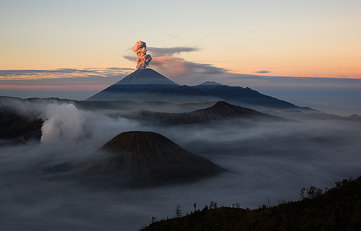Volcano Photo of the Week - by Tom Pfeiffer: The ash Plume from Semeru ...