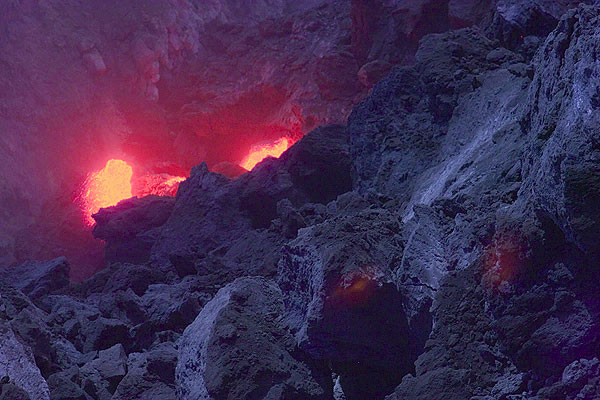 Merapi Vulkan 2006 - Glühendes Gestein am Lavadom (Photo: Tom Pfeiffer ...