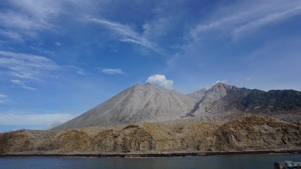 Sangeang Api volcano photos - stock imagery, tour photos, eruptions ...