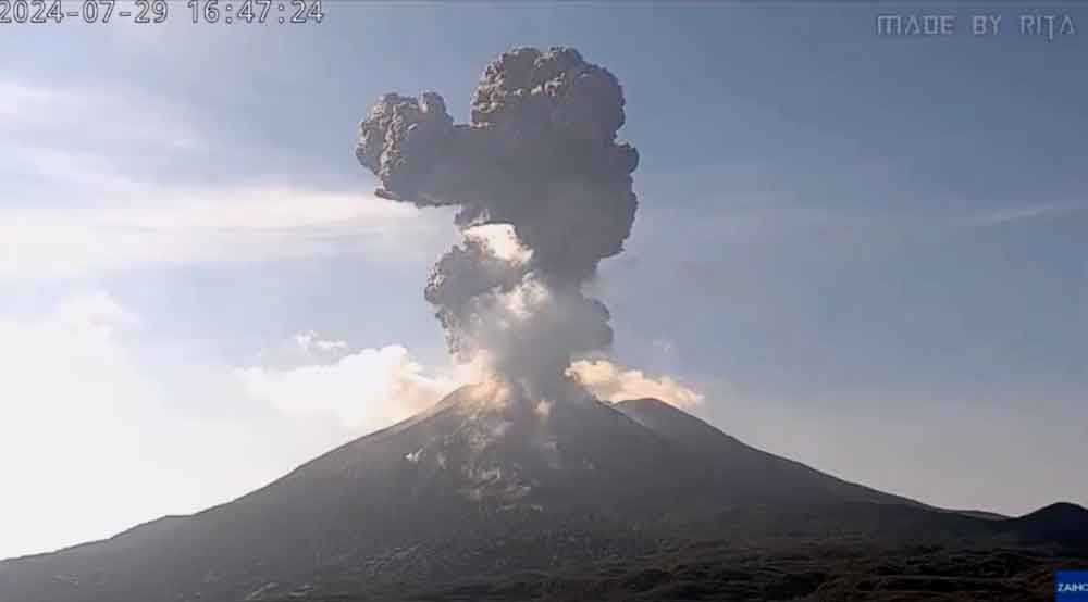 Sakurajima volcano (Kyushu Isl., Japan): powerful vulcanian explosions ...