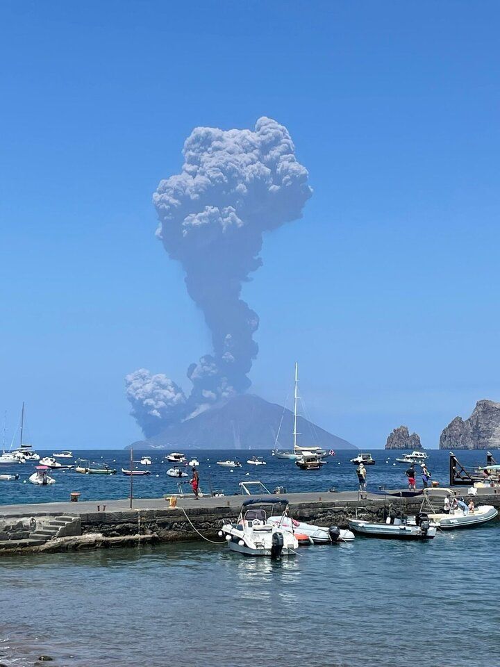 Stromboli volcano update: impressive images of today's eruption ...