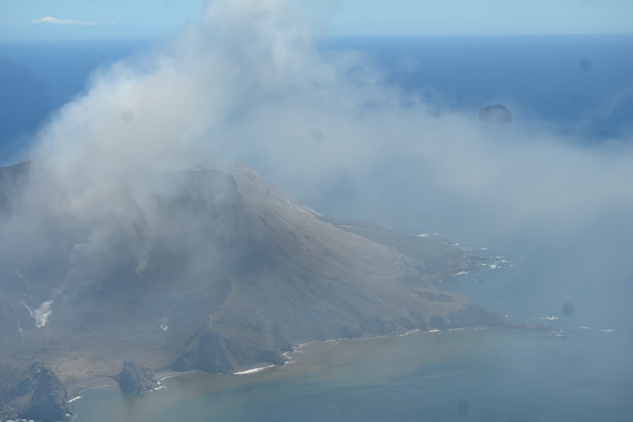 White Island Volcano (New Zealand): Intermittent ash Emissions ...